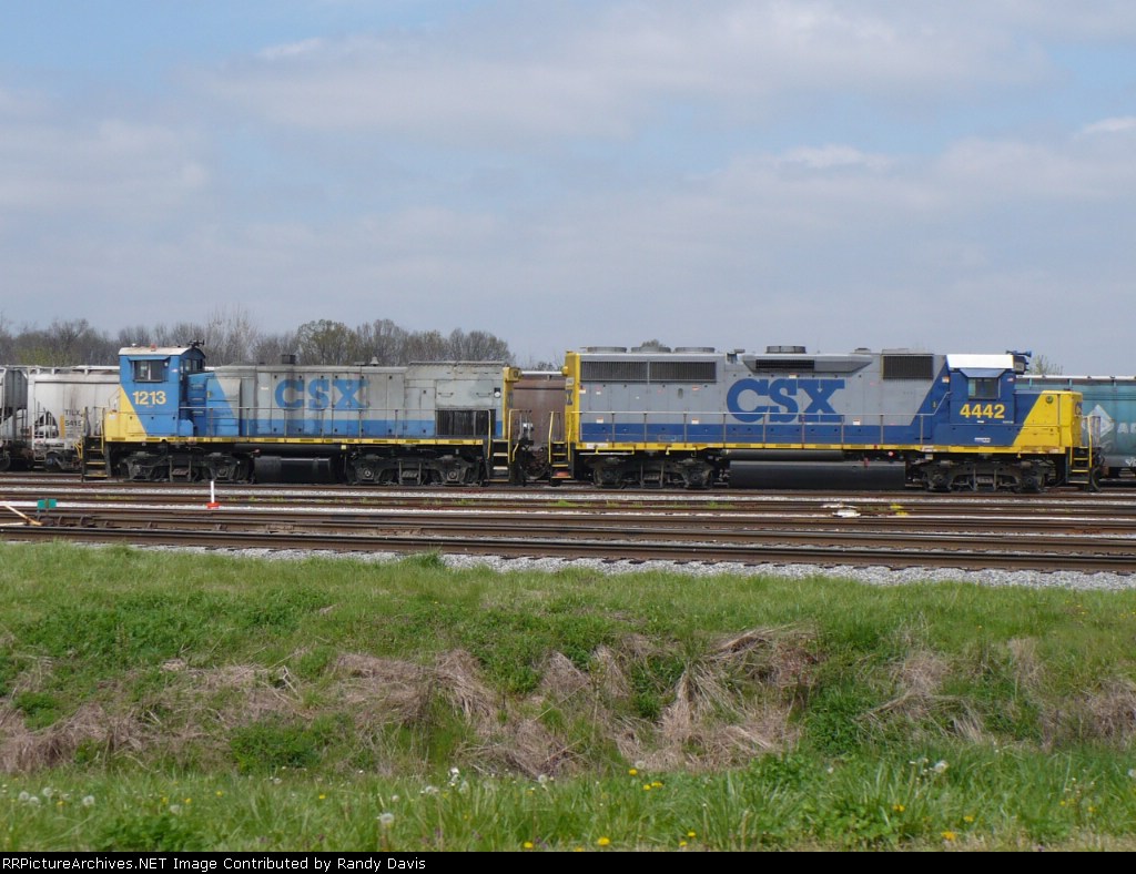 CSX 1213 & 4442 working Howell Yard
